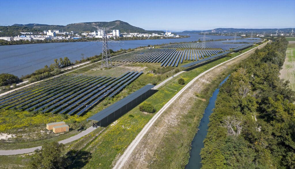 Le premier parc photovoltaïque linéaire sur véloroute sort de terre le ...